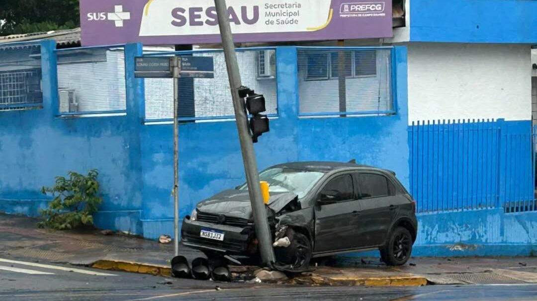 Motorista bêbado dorme ao volante e derruba semáforo na Capital