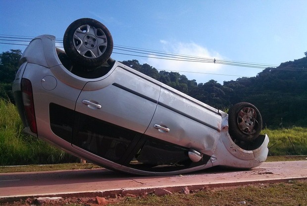 Carro capota e menina de 5 anos morre em Corumbá